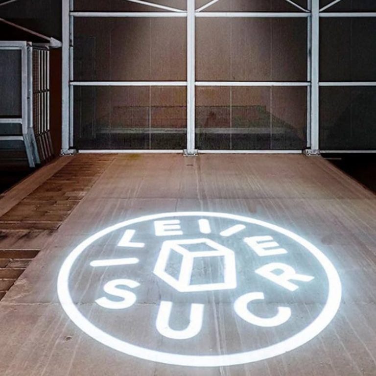 Marquage au sol lumineux : Tout savoir sur la projection lumineuse