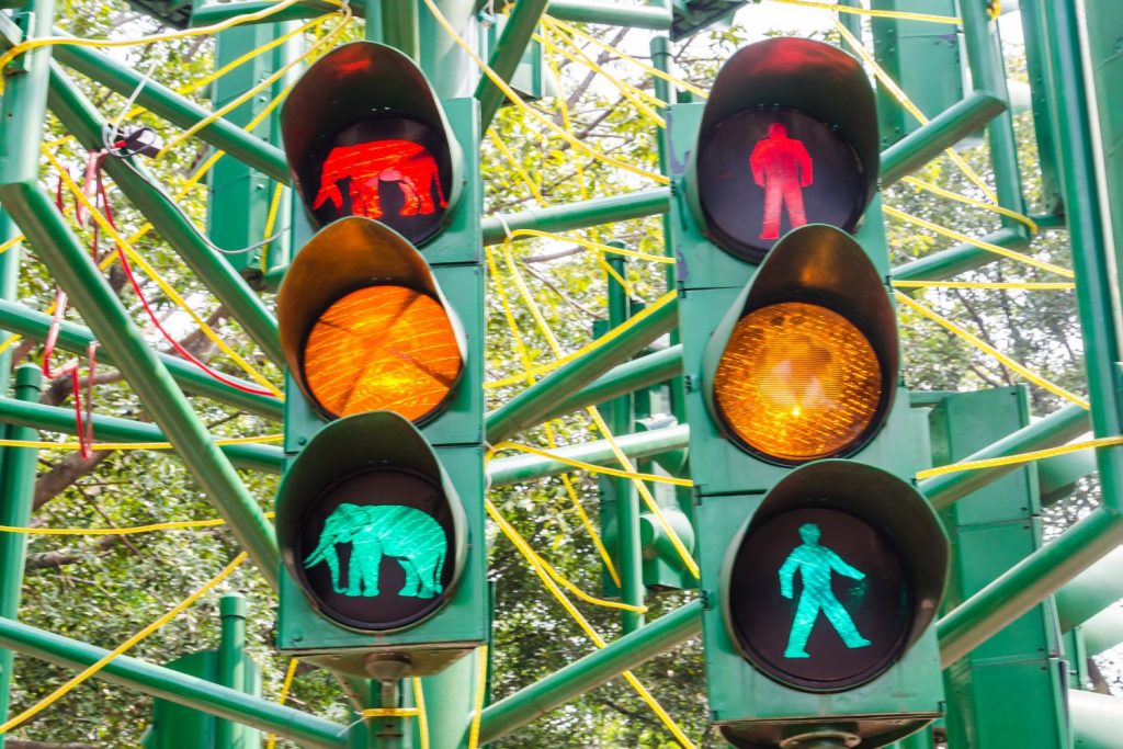 Signalisation lumineuse : normes, usages et solutions innovantes